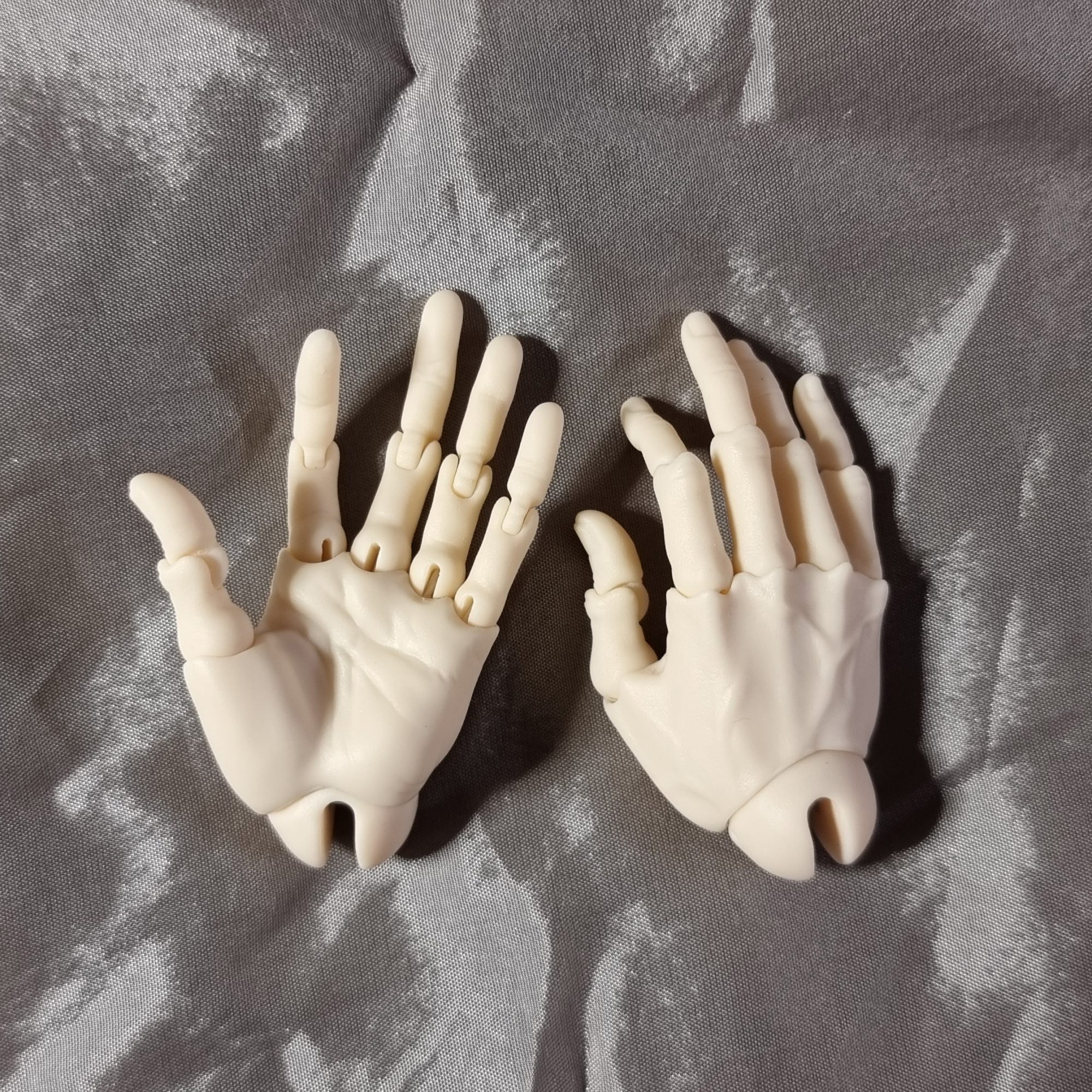 Articulated hands - Amicus Dolls